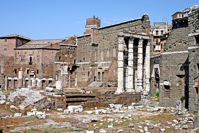 Visita guidata notturna lungo i fori imperiali con particolare attenzione al foro di Augusto a Roma